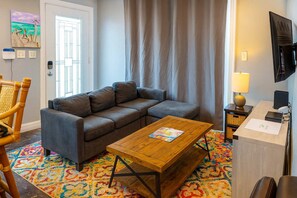 Apartamento, várias camas, cozinha, vista para a piscina (Harbor by the Sea #1) | Área de estar