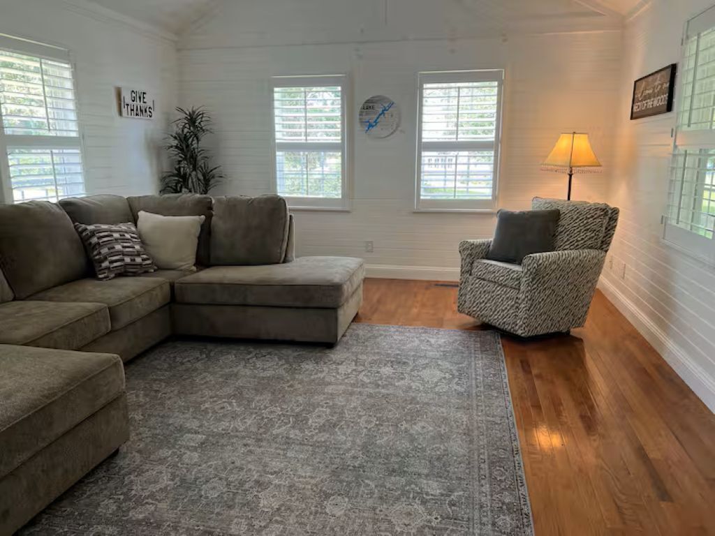 Family Friendly Home Across From The Lake, Just Minutes To A Dock And Downtown! - Guntersville, AL