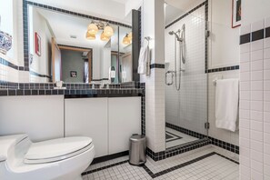 Apartamento Panorâmico, vista para a praia | Casa de banho | Artigos de higiene pessoal grátis, toalhas fornecidas, sabão, champô 