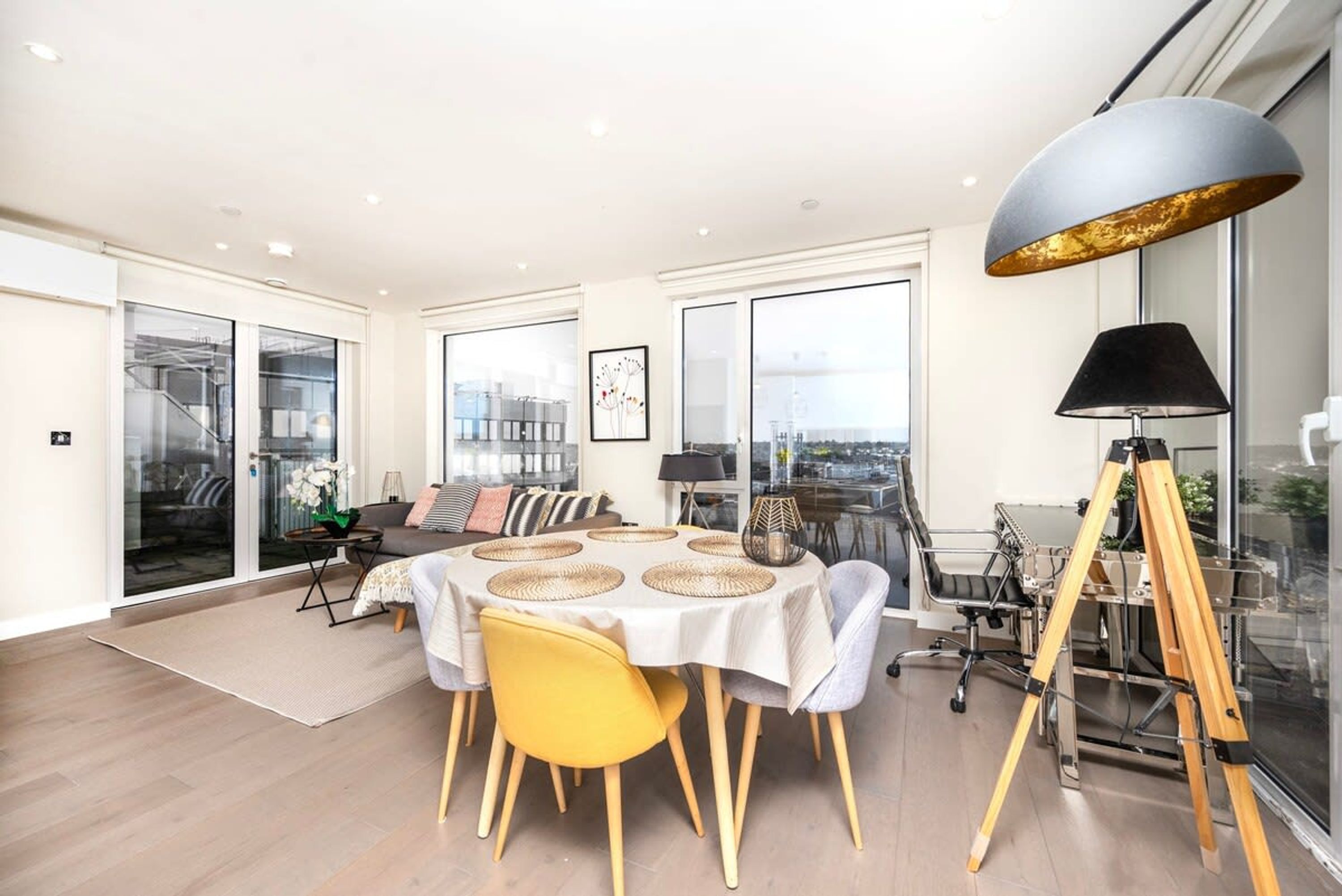 Modern Bromley Penthouse With Balcony   Views - Bromley