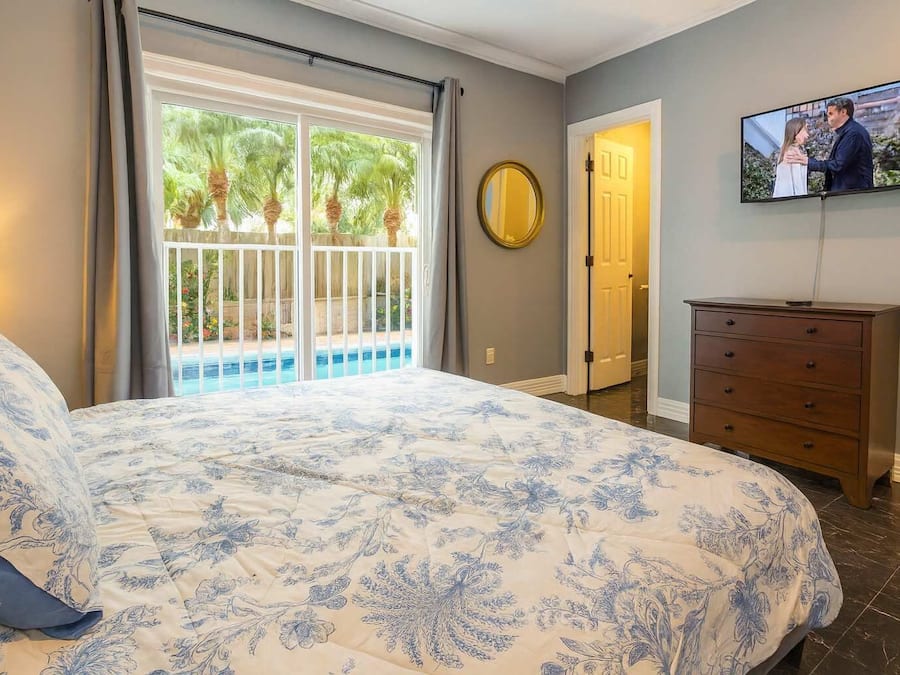 Apartamento, várias camas, cozinha, vista para a piscina (Harbor by the Sea #2) | Vista do quarto