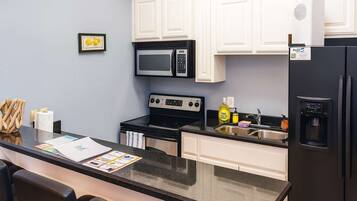 Apartamento, várias camas, cozinha, vista para a piscina (Harbor by the Sea #4) | Cozinha privada