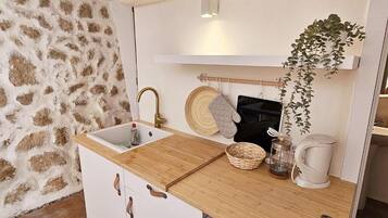 Estúdio Deluxe, pátio, vista para o jardim | Interior