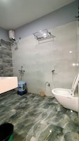 Quarto Clássico com Cama de Casal | Casa de banho | Um polibã, artigos de higiene pessoal grátis, toalhas fornecidas, sabão