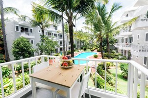 Estúdio standard, sacada, vista para a piscina | Terraço/pátio