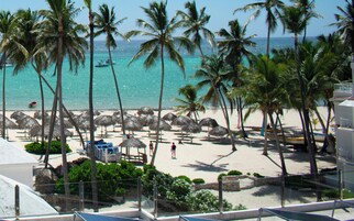 Uma praia privada, praia de areia branca, toldos de praia (sobretaxa) 