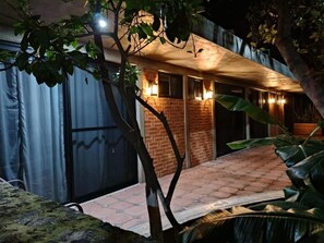 Quarto quádruplo conforto, vista para o jardim | Detalhe da fachada