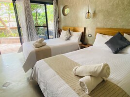 C1 - Deluxe Quadruple Room, Patio, Garden View | Roupa de alta qualidade, edredões de penas, Wi-fi grátis