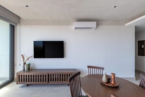 Apartamento, sacada, vista para a cidade | Opções para refeição