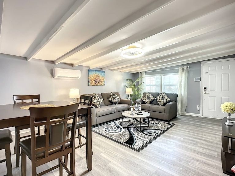 Private 1br Guest House 10 Min Jax 15 Min Downtown Private Entrance Fast Wifi - Jacksonville, FL