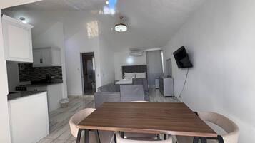 Apartamento, 1 quarto, pátio | Restaurantes