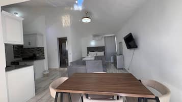 Apartamento, 1 quarto, pátio | Restaurantes