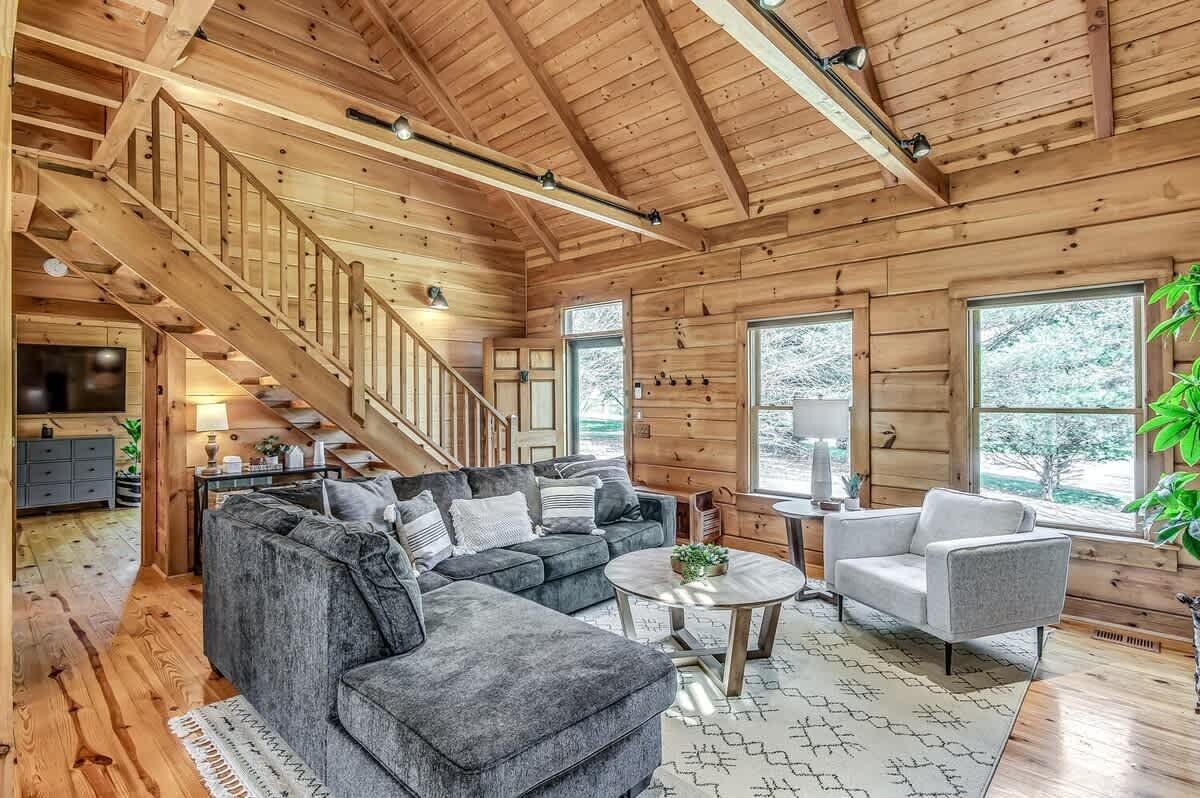 Luxury Lakefront Cabin - Gallatin, TN