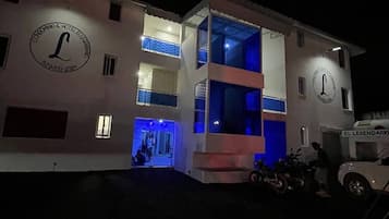 Apartamento em Condomínio Fechado, 1 quarto, pátio | Exterior