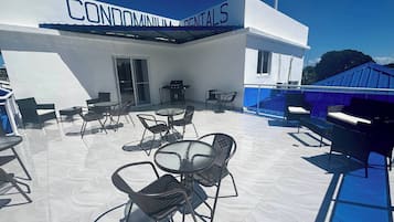 Apartamento em Condomínio Fechado, 1 quarto, pátio | Refeições ao ar livre