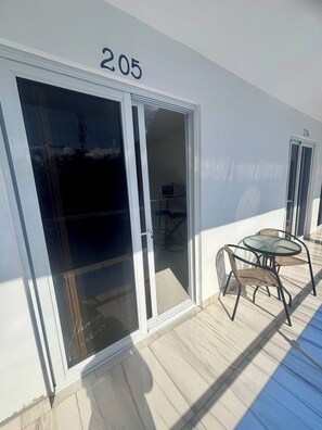 Apartamento em Condomínio Fechado, 1 quarto, pátio | Refeições ao ar livre