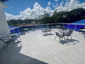 Apartamento em Condomínio Fechado, 1 quarto, pátio | Refeições ao ar livre