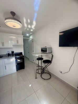 Apartamento em Condomínio Fechado, 1 quarto, pátio | Interior