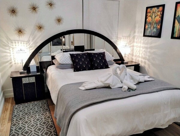 Deco Studio Retreat With Fireplace, Wifi, Queen Bed - Reno, NV