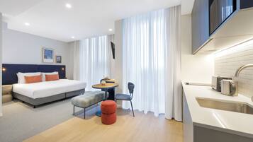 Roupas de cama premium, cofres nos quartos, escrivaninha