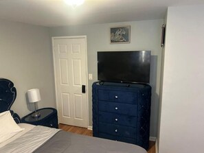 Quarto casal, 1 cama King, para não fumantes | Ferros/tábuas de passar roupa, Wi-Fi de cortesia