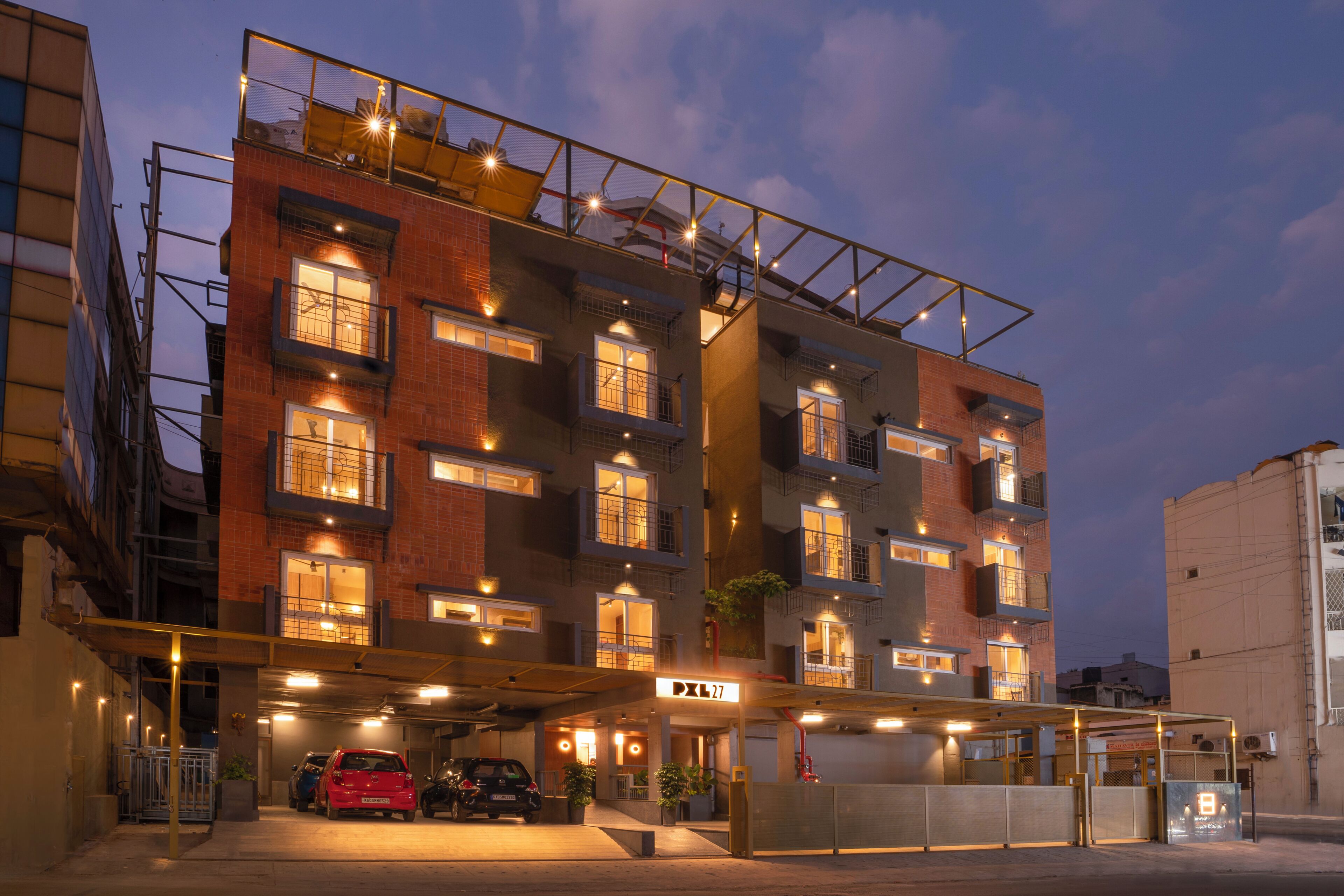 Fachada da propriedade à noite