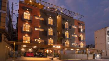 Fachada da propriedade à noite