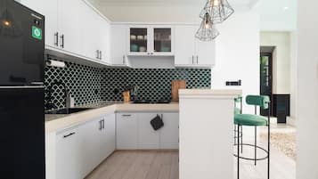 Geladeira, micro-ondas, cooktop, talheres/pratos/utensílios de cozinha