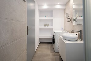 Estúdio Comfort, Vista para a cidade | Casa de banho | Um polibã, artigos de higiene pessoal grátis, um secador de cabelo 