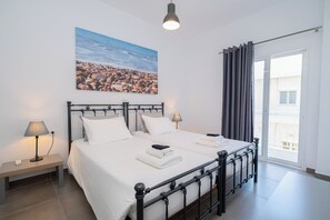 One Bedroom Apartment with Twin Bed & City View | Roupa hipoalergénica, cofre no quarto, cortinas/cortinados opacos 