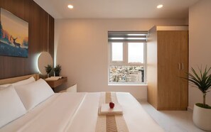 Apartamento superluxo, 2 quartos, cozinha | Frigobar (abastecido com itens grátis), escrivaninha