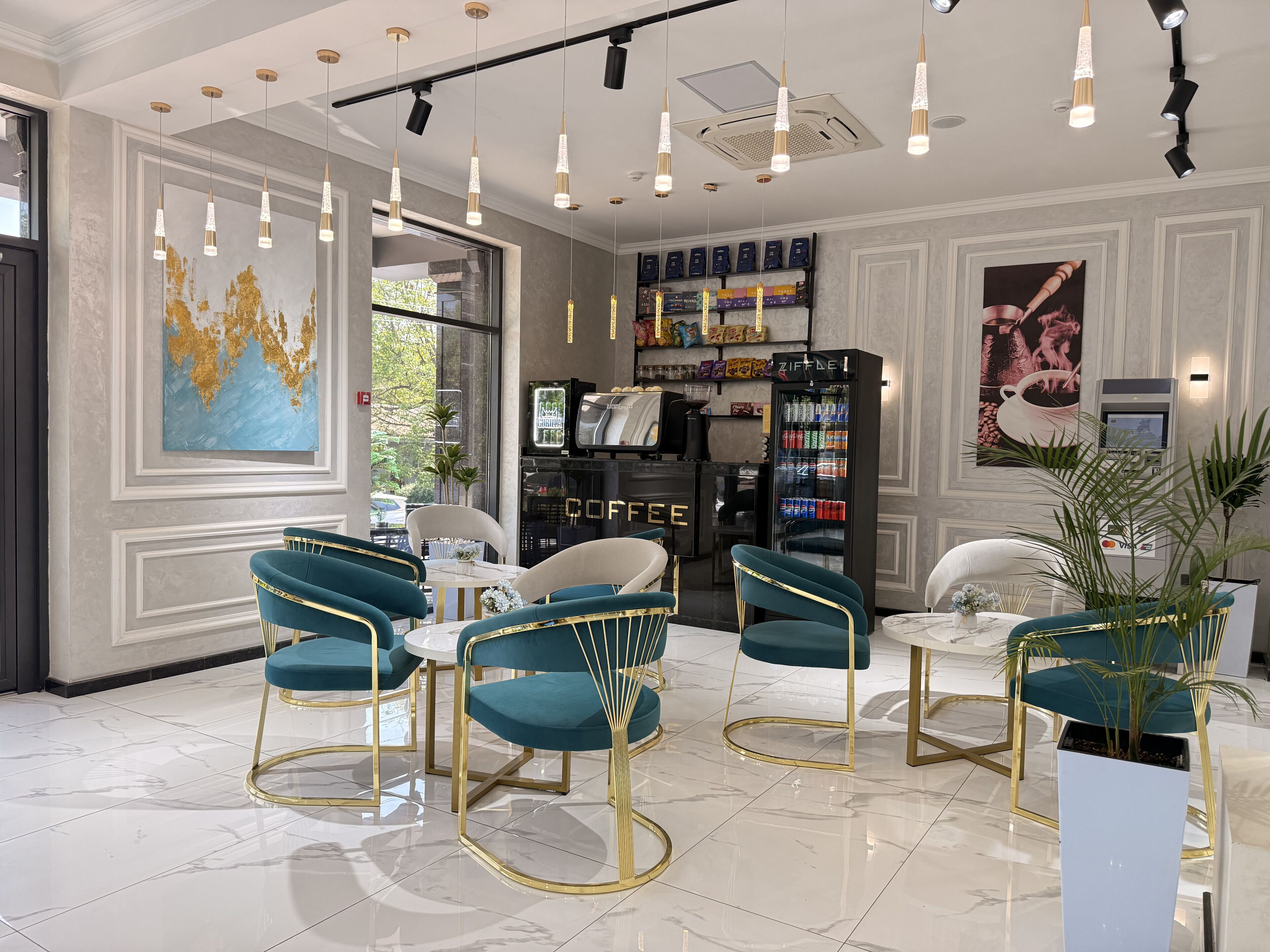 Decoração moderna com cadeiras azul-turquesa, um espaço para café e uma grande janela.