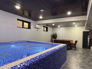 Piscina interior, da(s) 8:00 à(s) 0:00, toldos gratuitos 