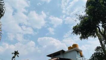 Um edifício de dois andares com uma escada que dá acesso ao andar superior.