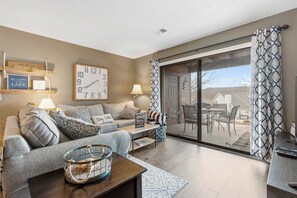 Apartamento em Condomínio Fechado, várias camas, pátio, vista para o jardim (Twin Lakes Getaway) | Sala de estar