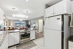 Apartamento em Condomínio Fechado, várias camas, pátio, vista para o jardim (Twin Lakes Getaway) | Cozinha privada