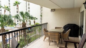 Apartamento, várias camas, varanda, vista para a piscina (Saida Towers #3305) | Refeições ao ar livre