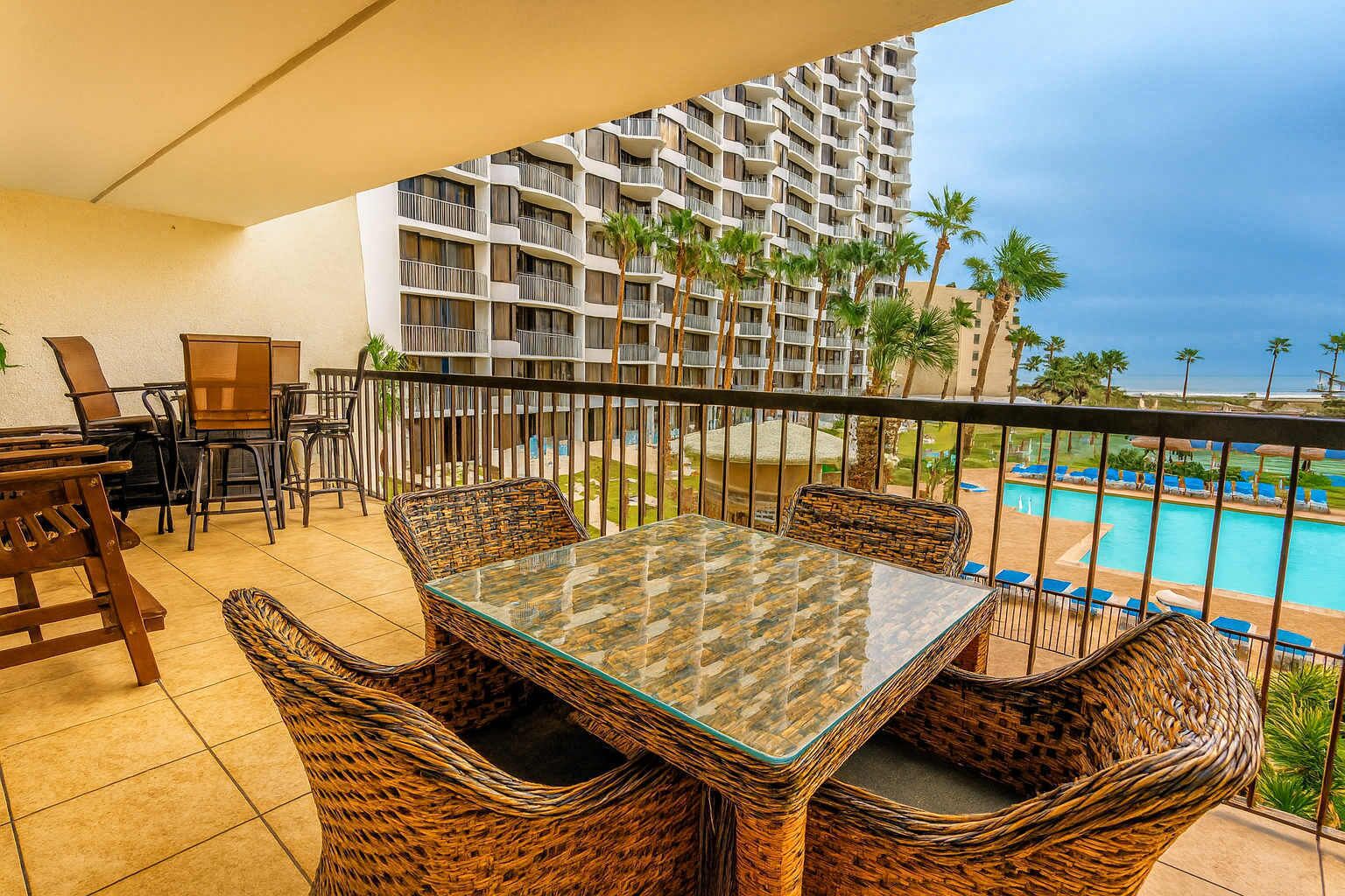 Apartamento, várias camas, varanda, vista para a piscina (Saida Towers #3305) | Refeições ao ar livre