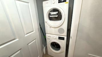 Apartamento, várias camas, varanda, vista para a piscina (Saida Towers #3305) | Lavandaria