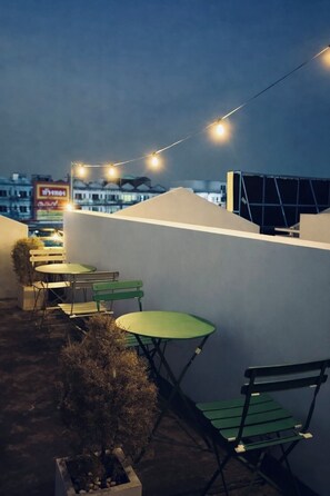 Dormitório Partilhado, Vista para a cidade (A) | Refeições ao ar livre