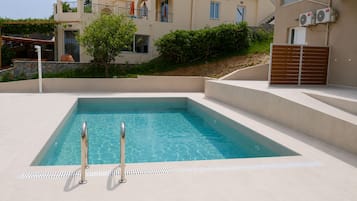 Piscina exterior, guarda-sóis, espreguiçadeiras
