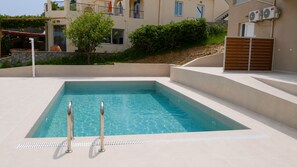 Piscina exterior, guarda-sóis, espreguiçadeiras 