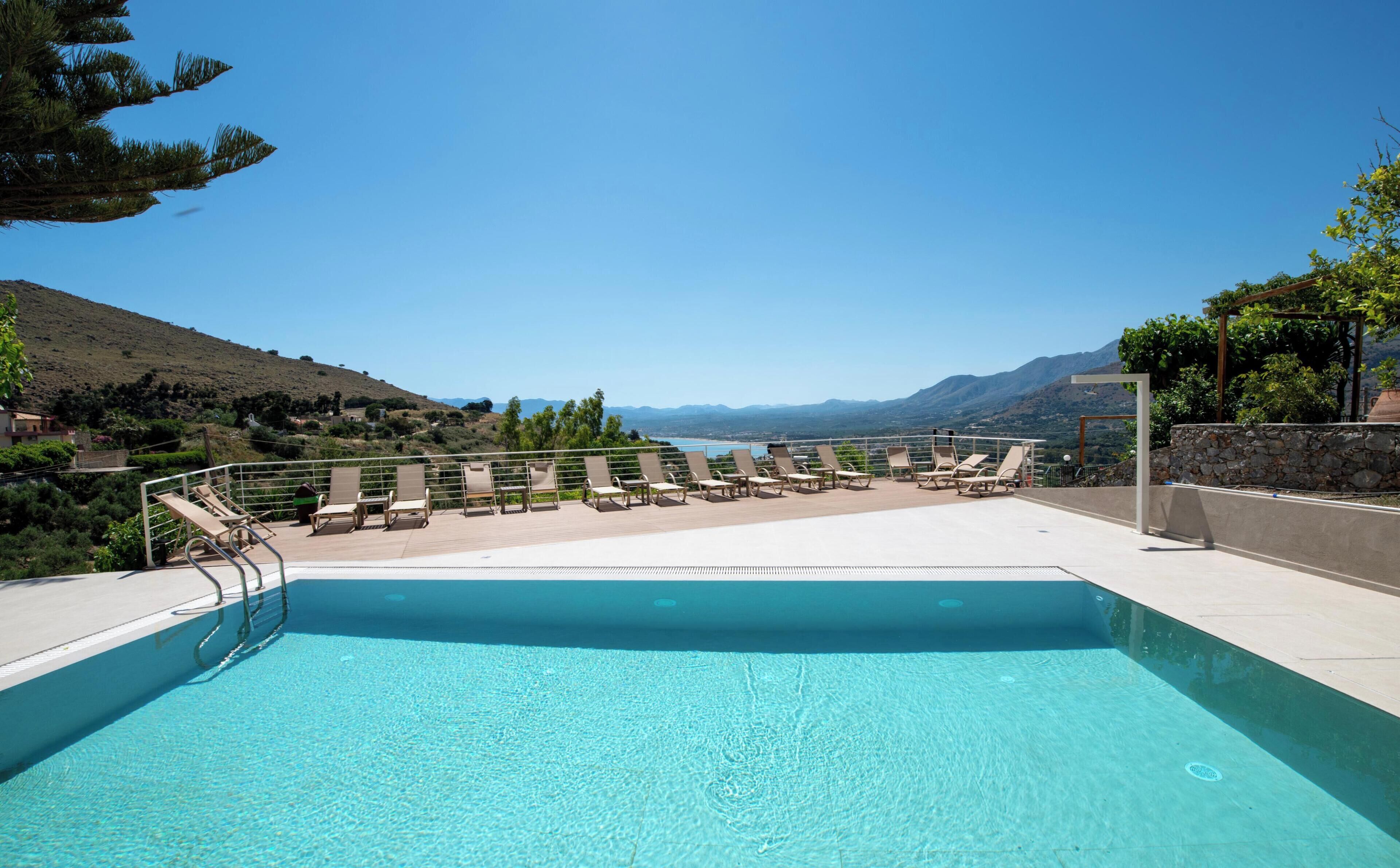 Piscina exterior, guarda-sóis, espreguiçadeiras 