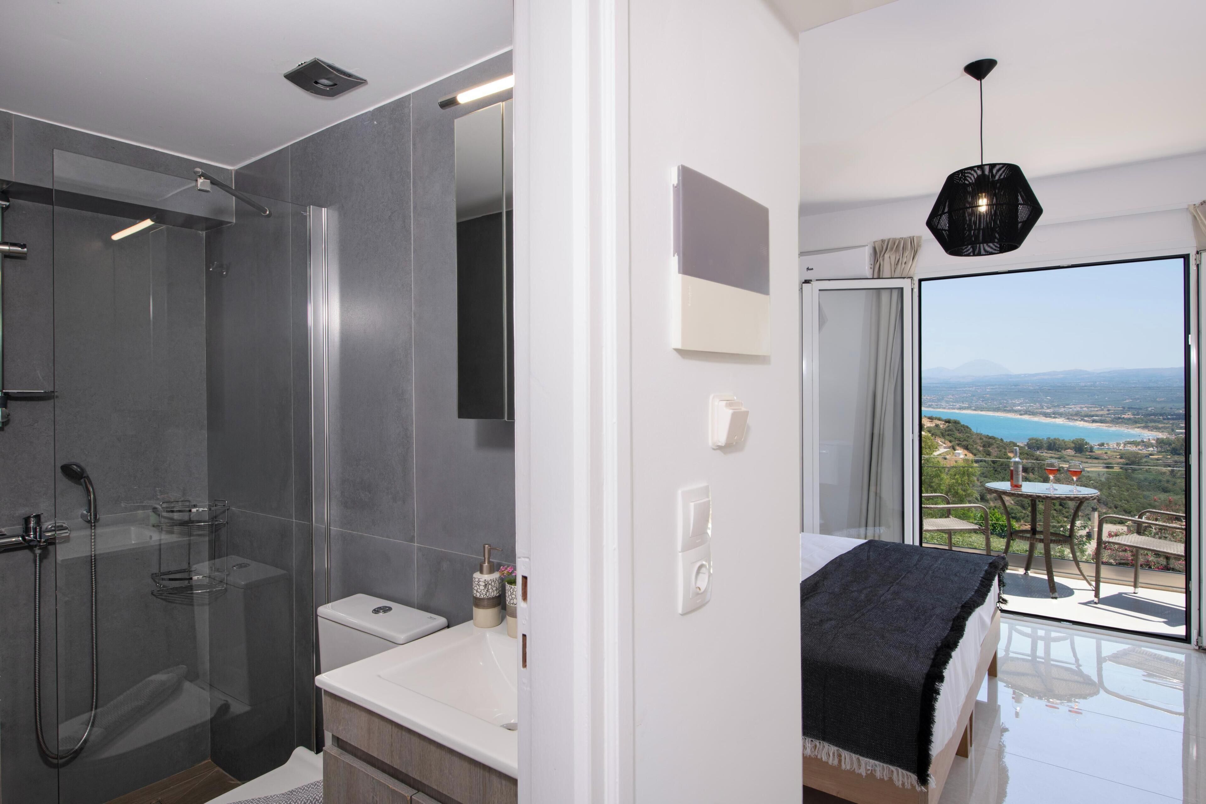 Quarto Duplo ou Twin, vista para o mar | Casa de banho | Um polibã, um chuveiro fixo, artigos de higiene pessoal grátis 
