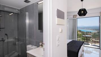 Quarto Duplo ou Twin, vista para o mar | Casa de banho | Um polibã, um chuveiro fixo, artigos de higiene pessoal grátis