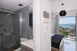 Quarto Duplo ou Twin, vista para o mar | Casa de banho | Um polibã, um chuveiro fixo, artigos de higiene pessoal grátis 