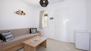 Quarto família, vista para o mar | Área de estar | Smart TV 32 polegadas com canais a cabo