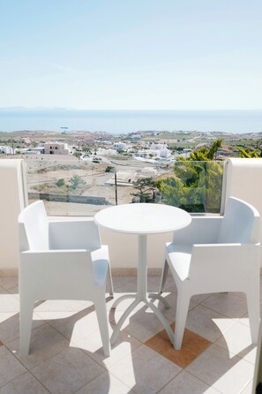 Quarto Triplo Superior, varanda, vista para o mar