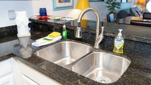 Apartamento, várias camas, varanda, vista para a piscina (Surfside 204) | Interior