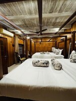 Quarto família | Ferros/tábuas de passar roupa, Wi-Fi de cortesia